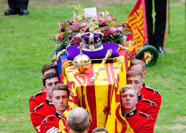 Queen’s coffin lowered into Royal Vault of St George’s Chapel - 365Daily